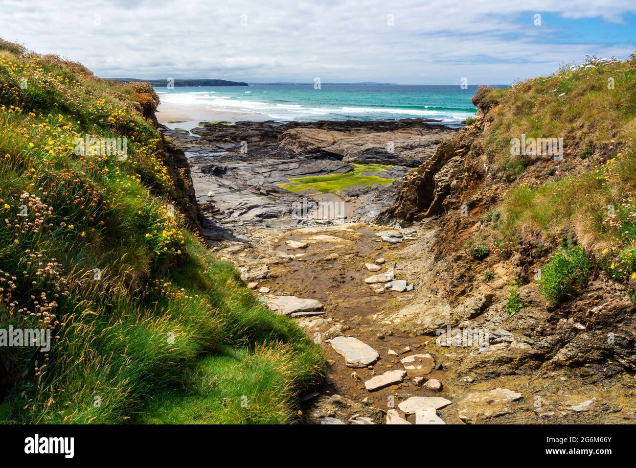 Looking through the gap hi-res stock photography and images - Alamy