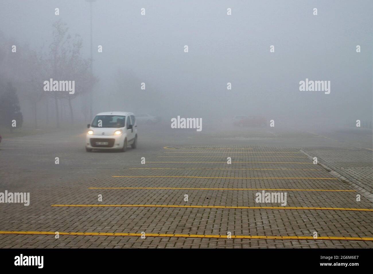 Car with fog hi-res stock photography and images - Alamy