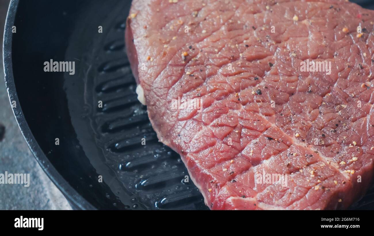 close up of sliced beef steak on grill pan Stock Photo - Alamy