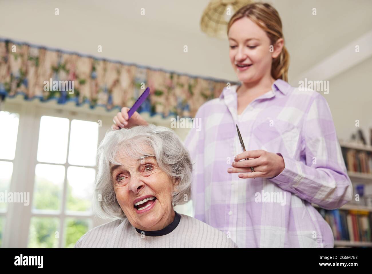 Hairdresser cutting hair hi-res stock photography and images - Alamy