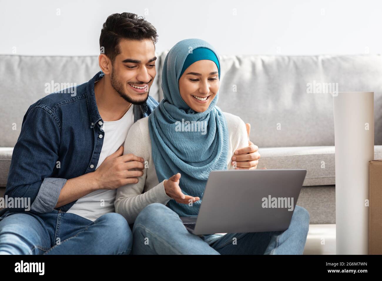 Arab using new technology hi-res stock photography and images - Alamy