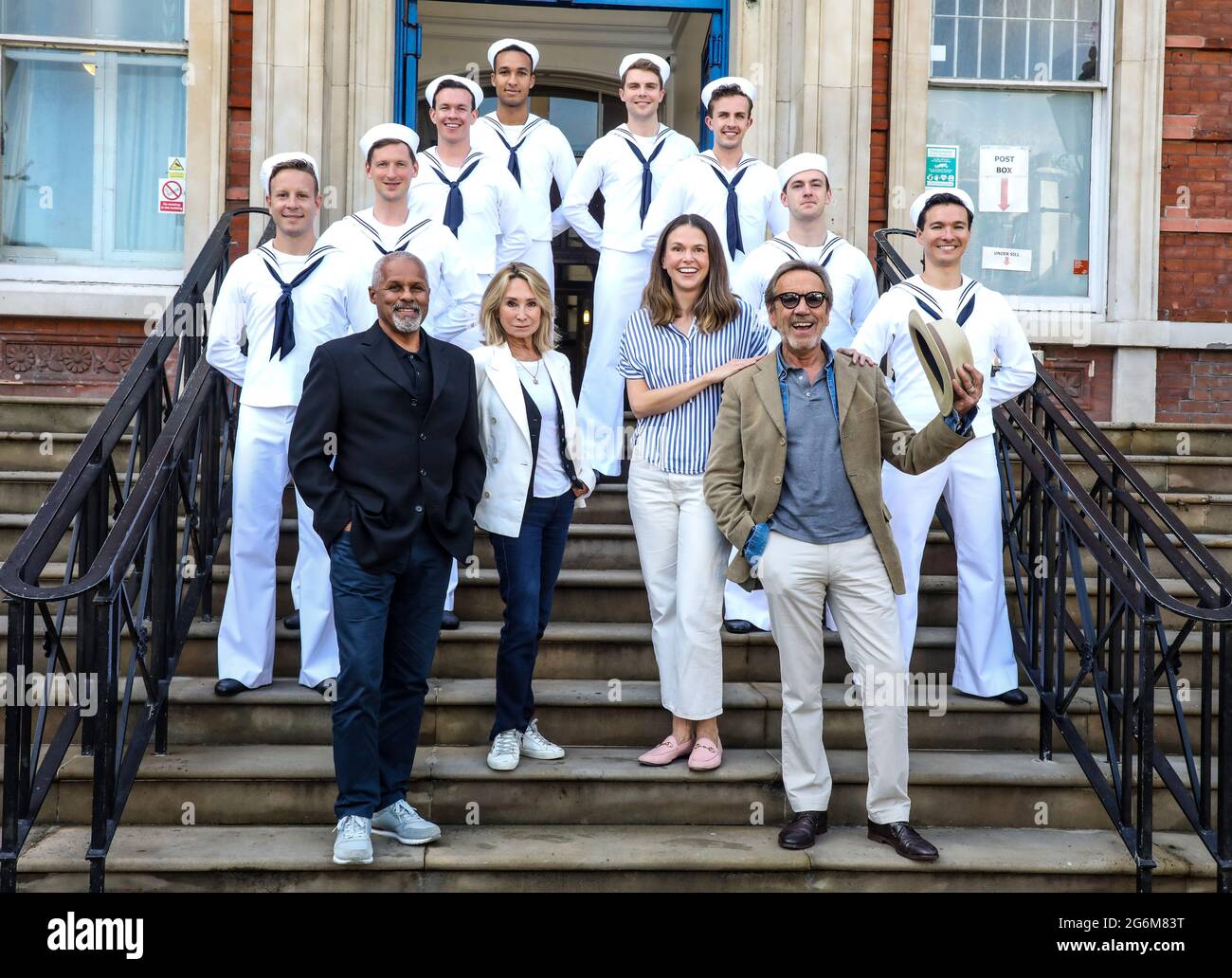 Robert Lindsay, Felicity Kendal, Sutton Foster and Gary Wilmot ...