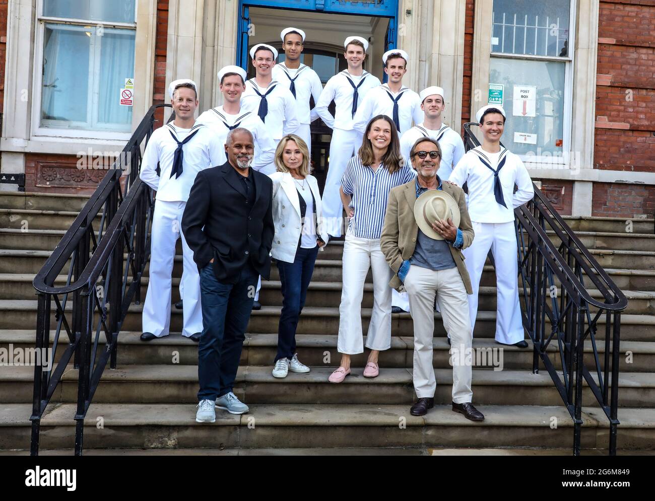 Robert Lindsay, Felicity Kendal, Sutton Foster and Gary Wilmot ...