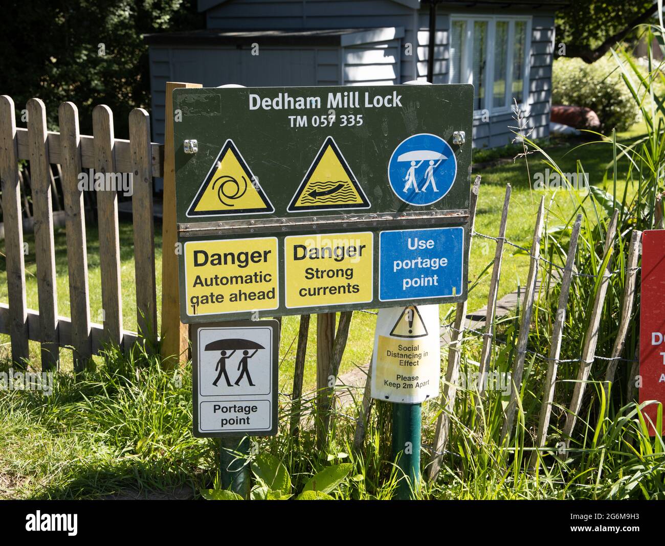 Safety signage hi-res stock photography and images - Alamy