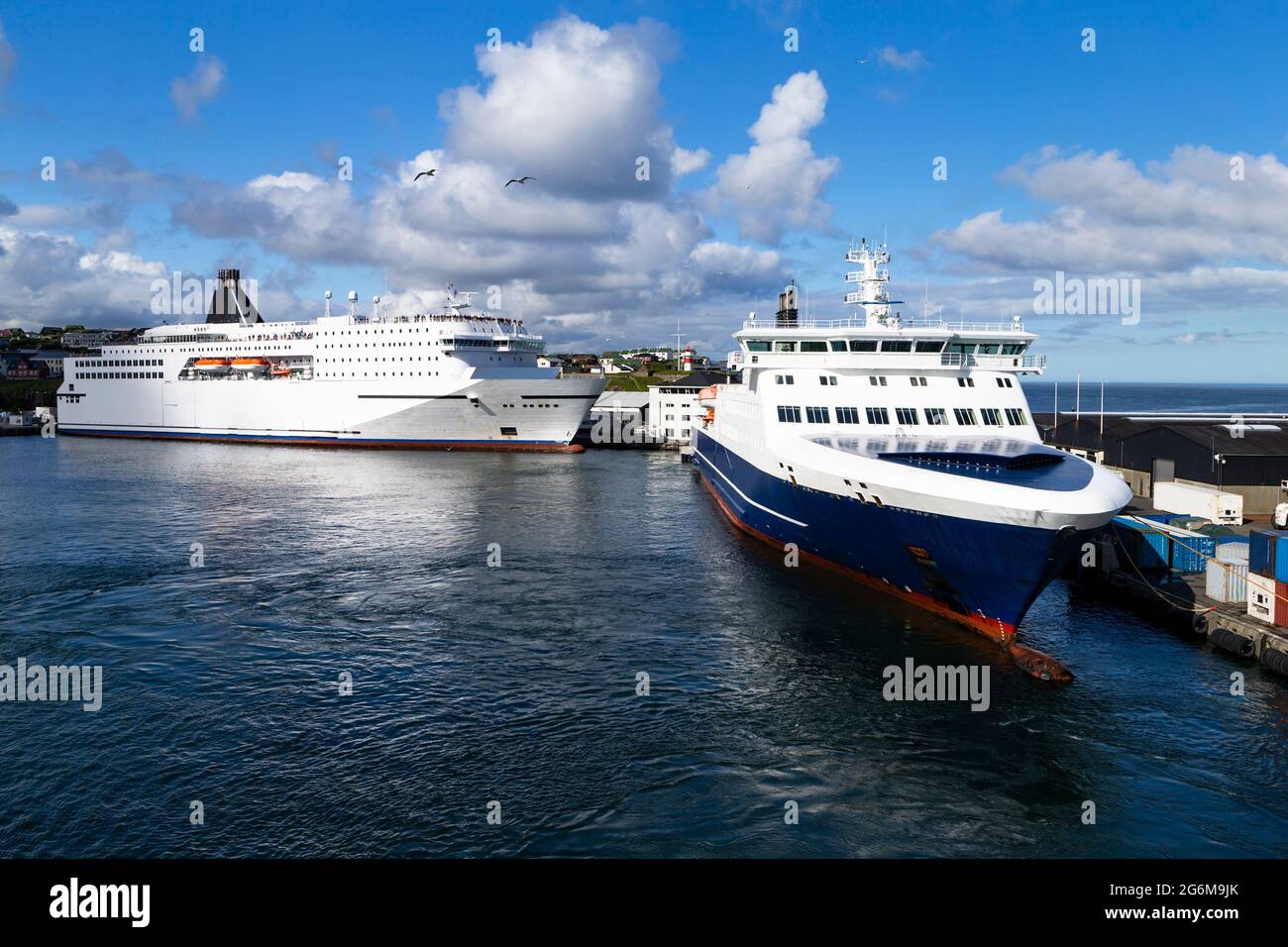 Container ship tied up hi-res stock photography and images - Alamy