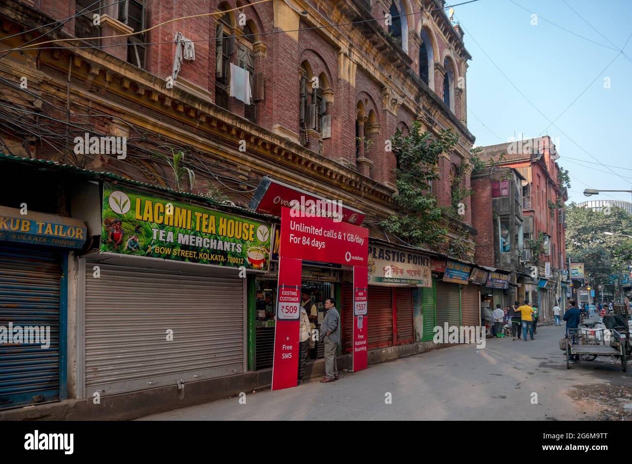 KOLKATA, WEST BENGAL, INDIA - DECEMBER 24TH 2017 : Three storied old ...