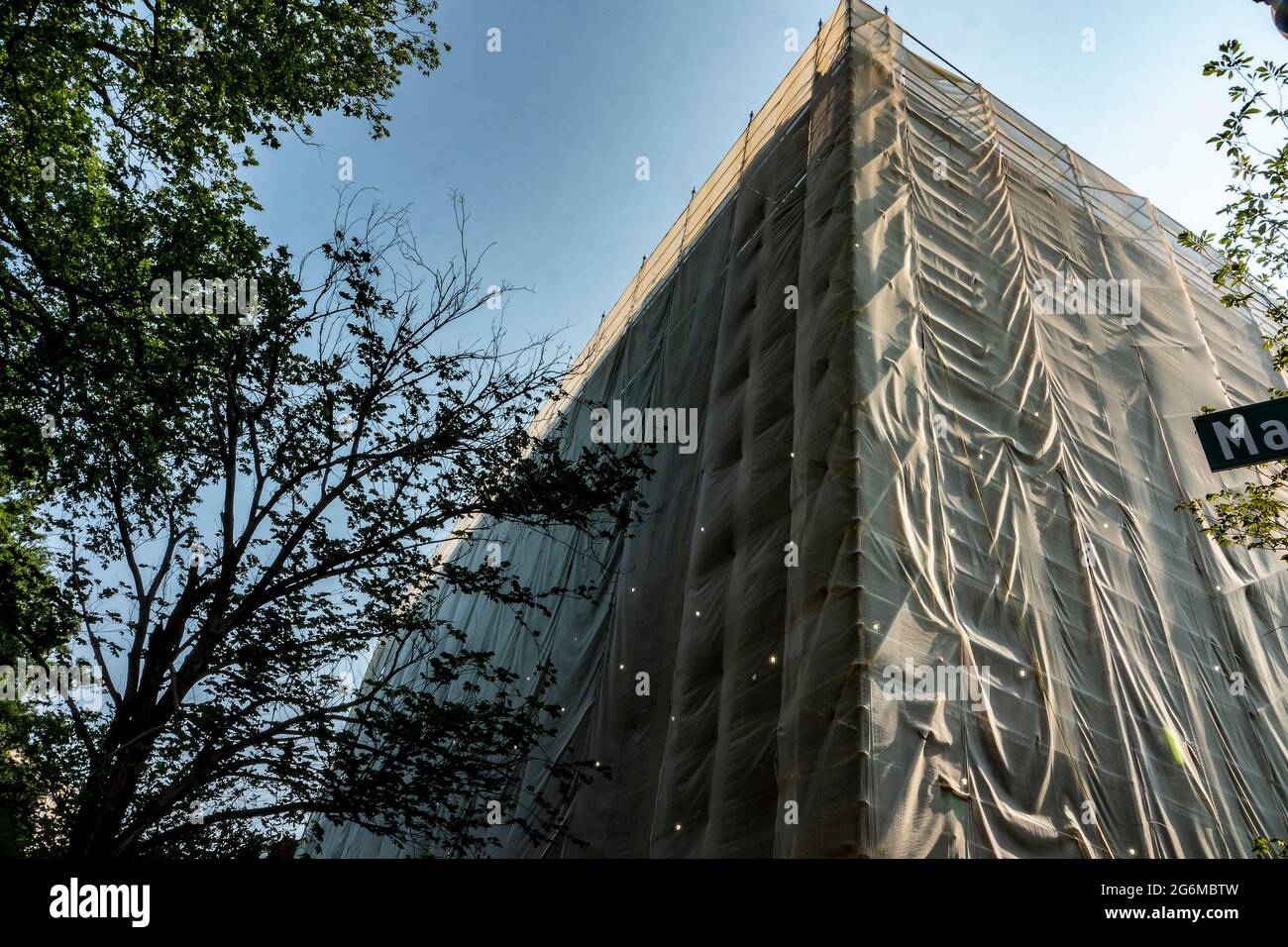 Building shrouded during construction Stock Photo - Alamy