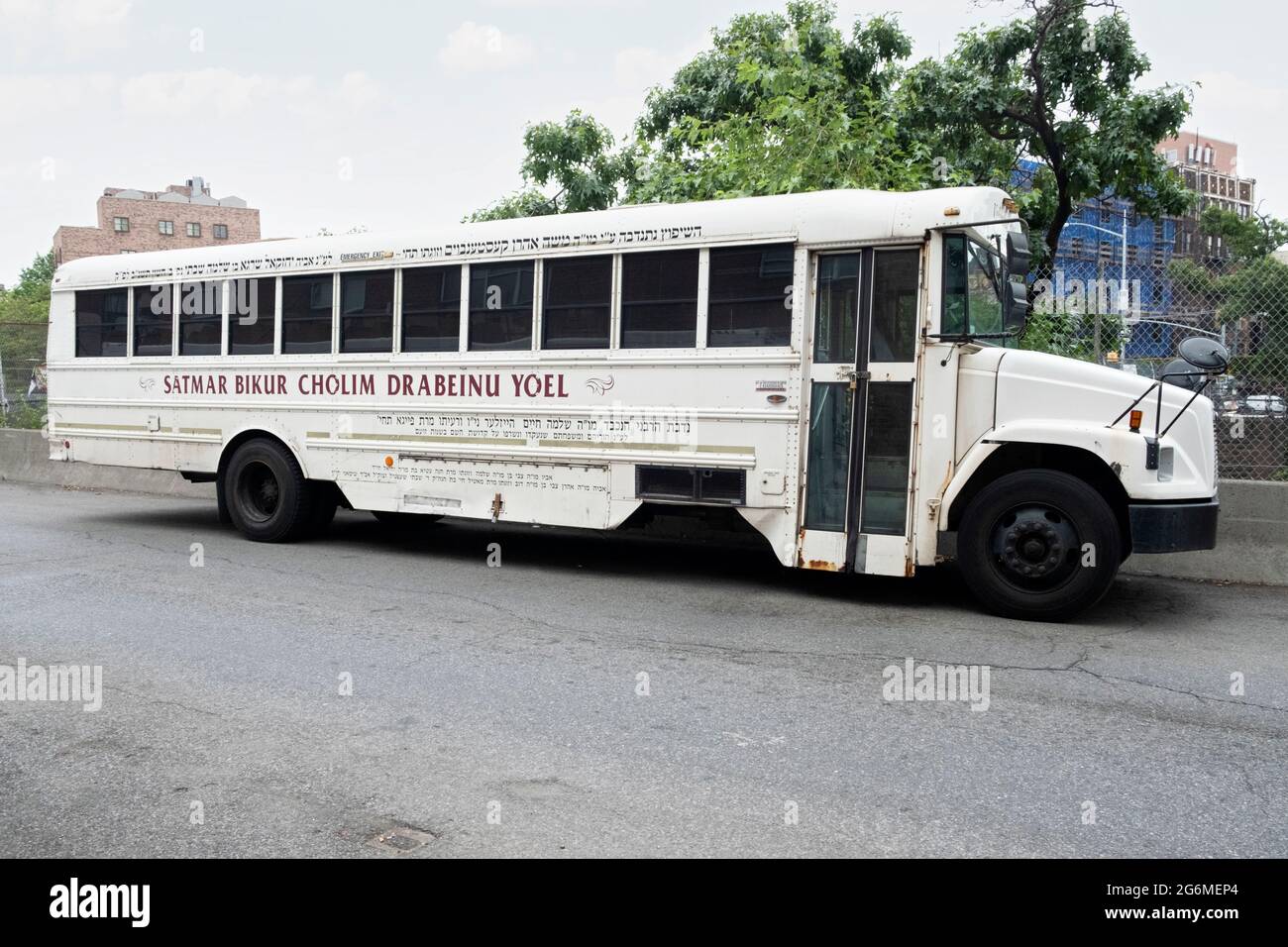 White bus hi-res stock photography and images - Alamy