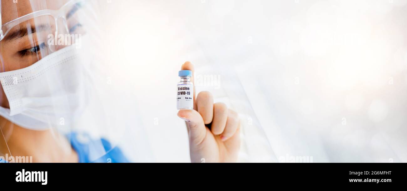 Woman doctor holding bottle hi-res stock photography and images - Alamy