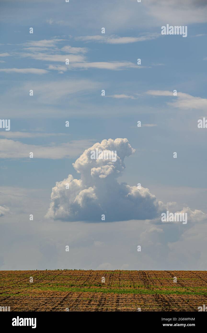 Single clouds blue sky hi-res stock photography and images - Alamy