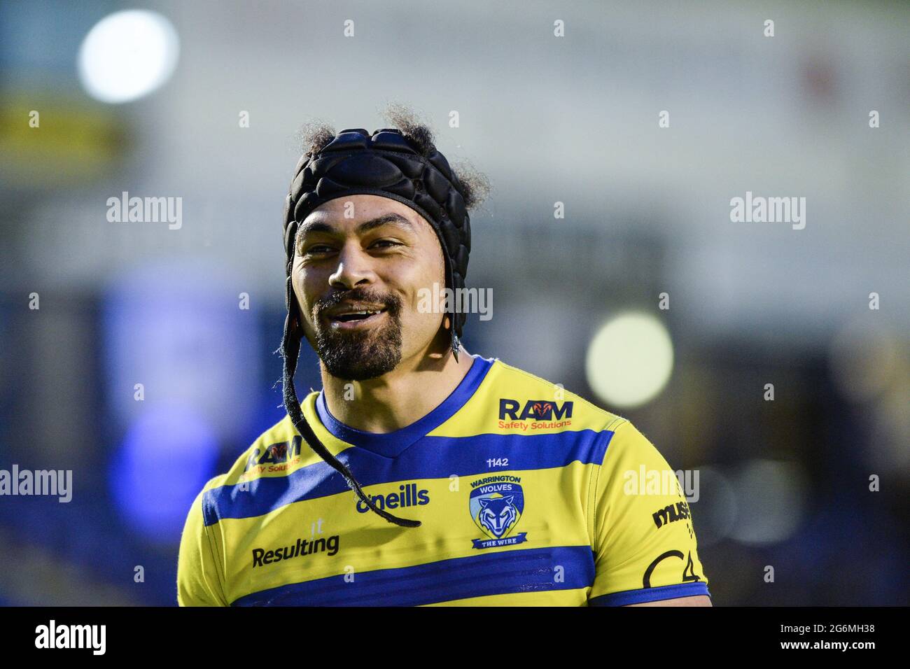 Warrington wolves sitaleki akauola hi-res stock photography and images ...