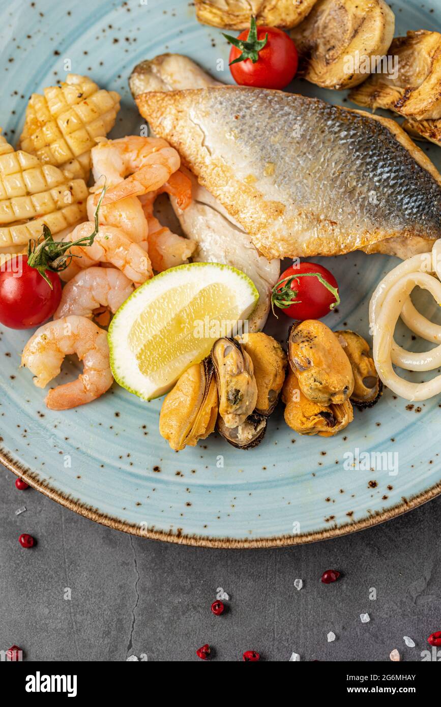 Mixed seafood platter with fish, squid, octopus, mussels and shrimp Stock Photo - Alamy