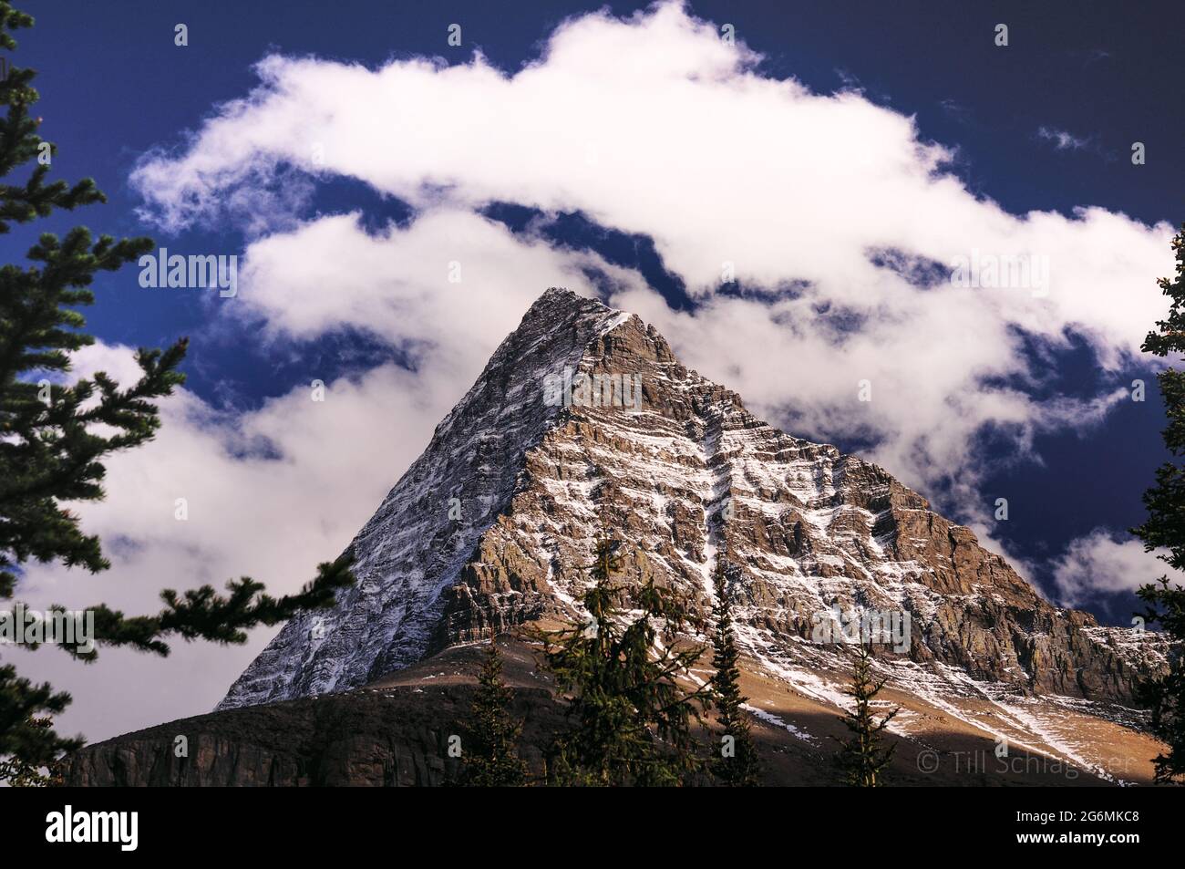 View fo the summit of mount robson from the side. Mount Robson, Jasper ...