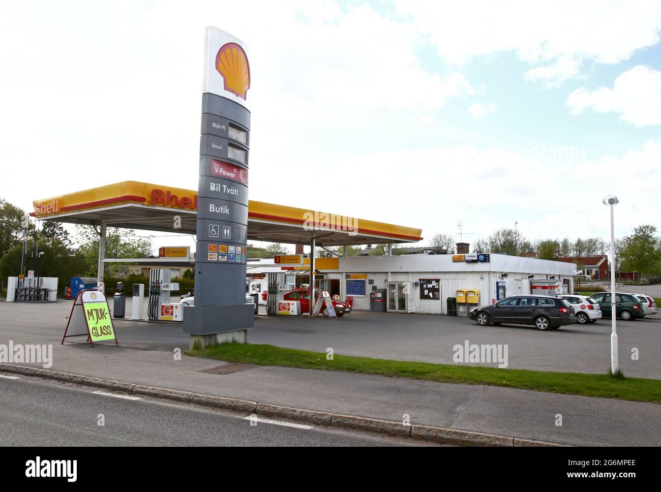 A Shell gas station Stock Photo - Alamy