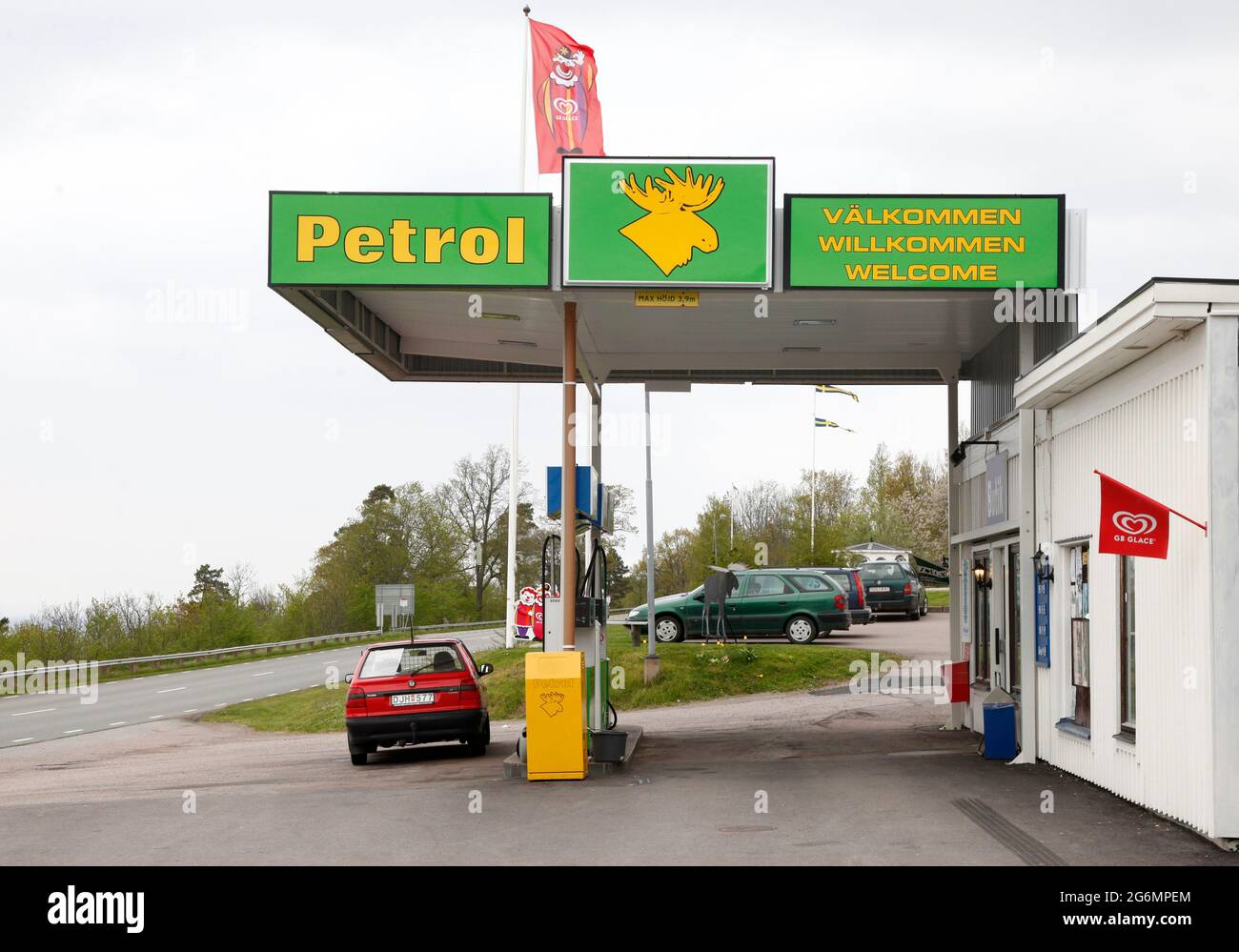 Petrol kiosk hi-res stock photography and images - Alamy