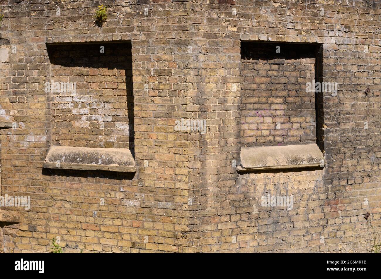 Bricked up windows hi-res stock photography and images - Alamy