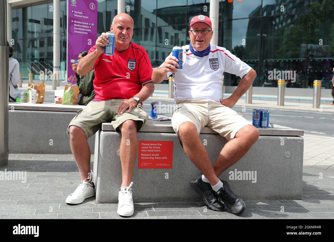 Wembley stadium fans 2020 hi-res stock photography and images - Alamy