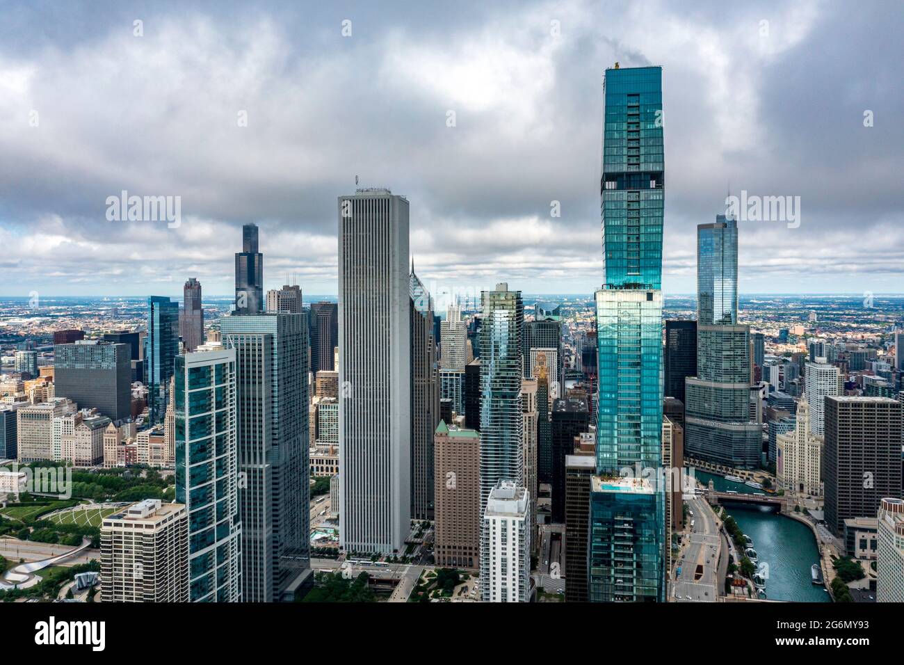 Aerial rising chicago downtown skyline hi-res stock photography and ...