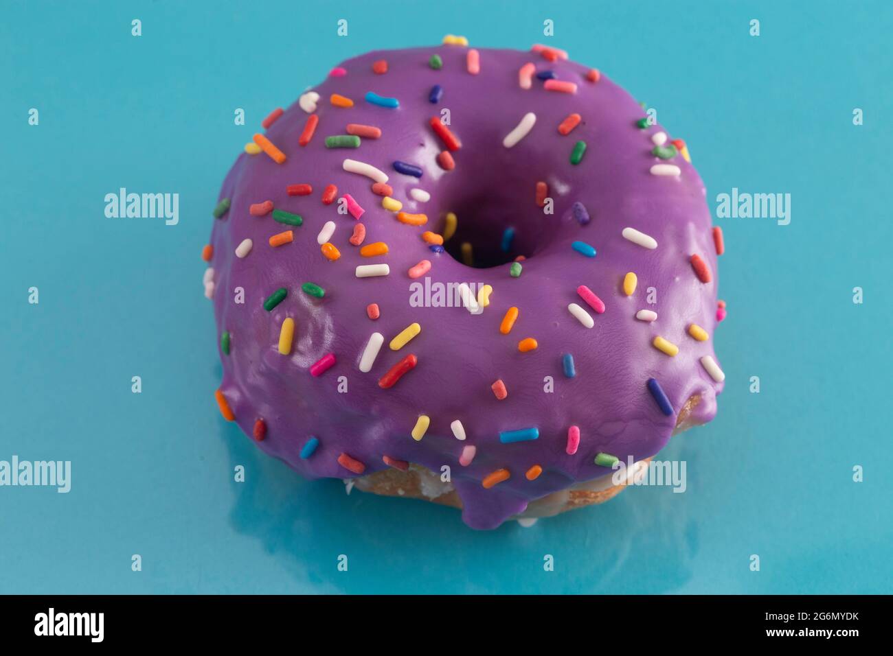 Purple glazed donut hi-res stock photography and images - Alamy