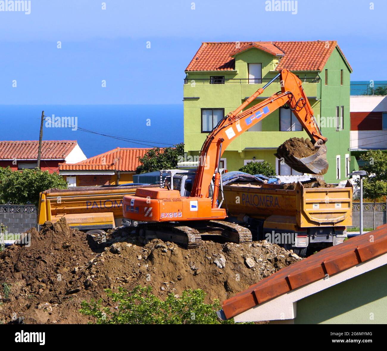 Orange tipper hi-res stock photography and images - Alamy