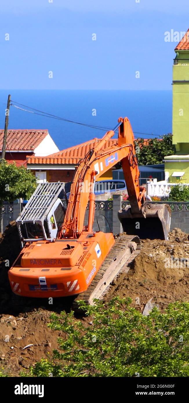 Jcb digger moving mud hi-res stock photography and images - Alamy