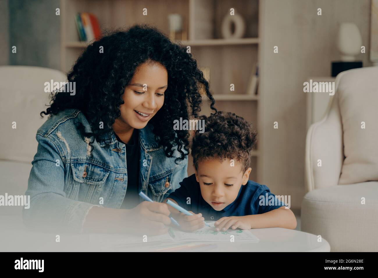 Mom drawing hi-res stock photography and images - Alamy