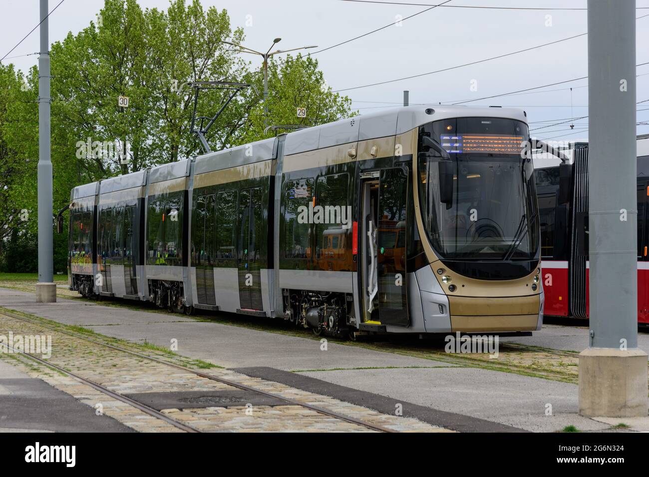 Wien, Hauptwerkstätte der Wiener Linien, Alstom Flexity Brüssel ...
