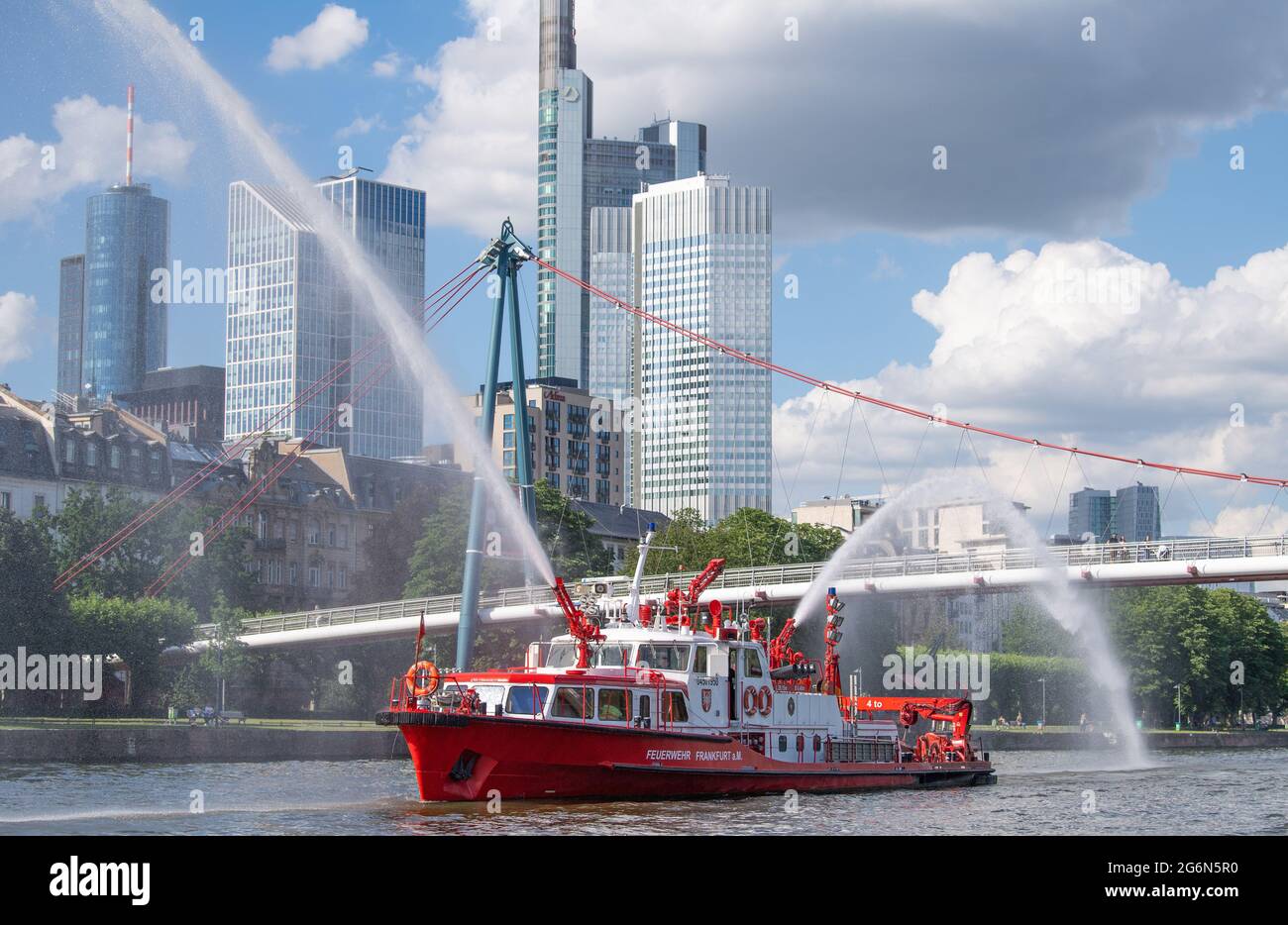 07 July 2021, Hessen, Frankfurt/Main: A fireboat of the Frankfurt fire ...