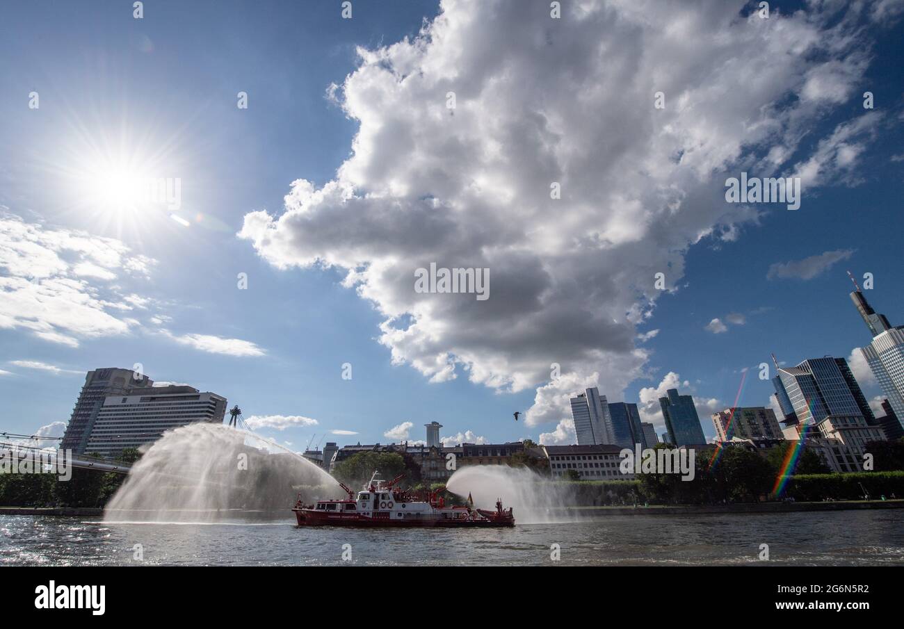 07 July 2021, Hessen, Frankfurt/Main: A fireboat of the Frankfurt fire ...