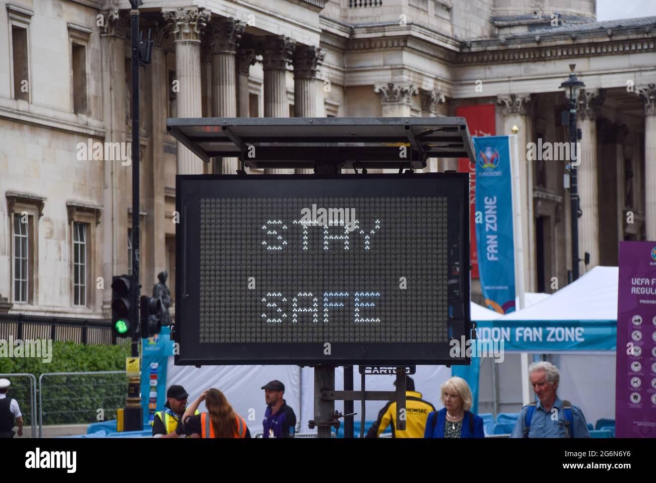 Stay safe sign hi-res stock photography and images - Alamy