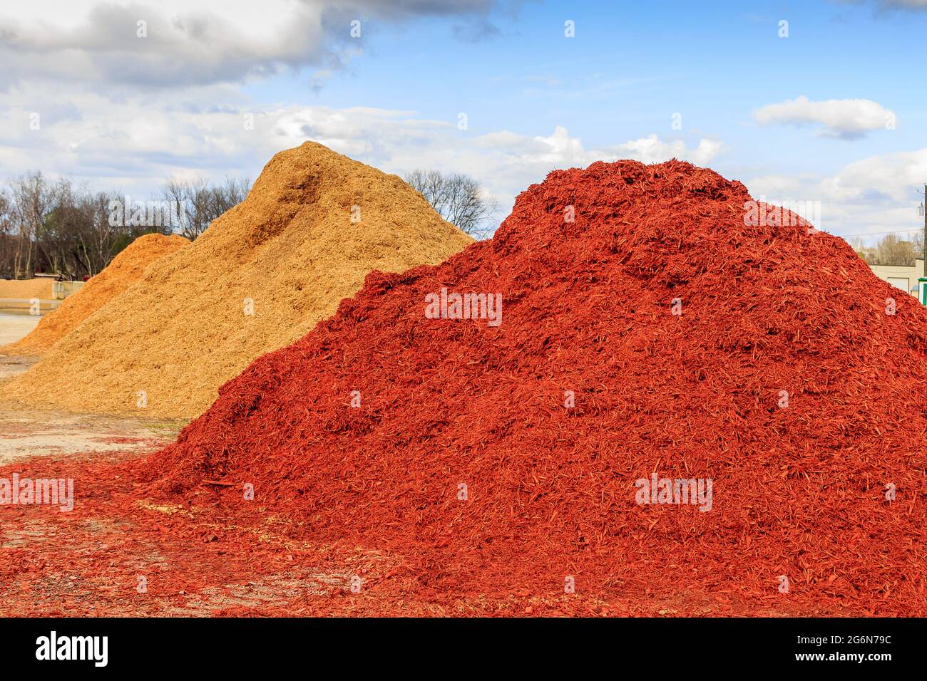 Red Mulch or Wood Chip Mound Stock Photo - Alamy