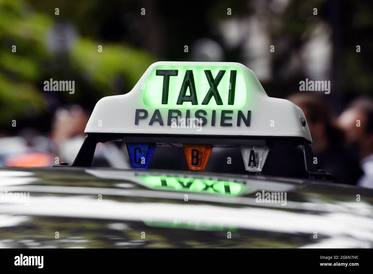 Parisien cab hi-res stock photography and images - Alamy