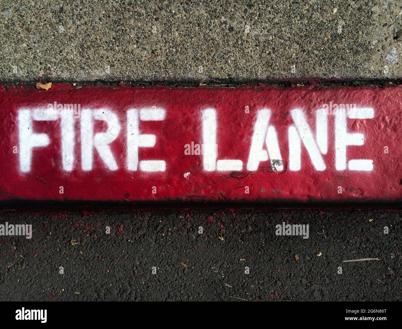 Fire lane sign on the pavement Stock Photo - Alamy