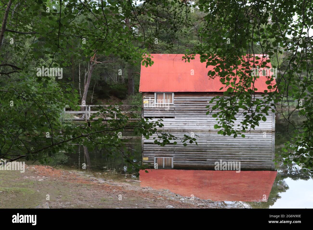 Log cabin tin roof hi-res stock photography and images - Alamy