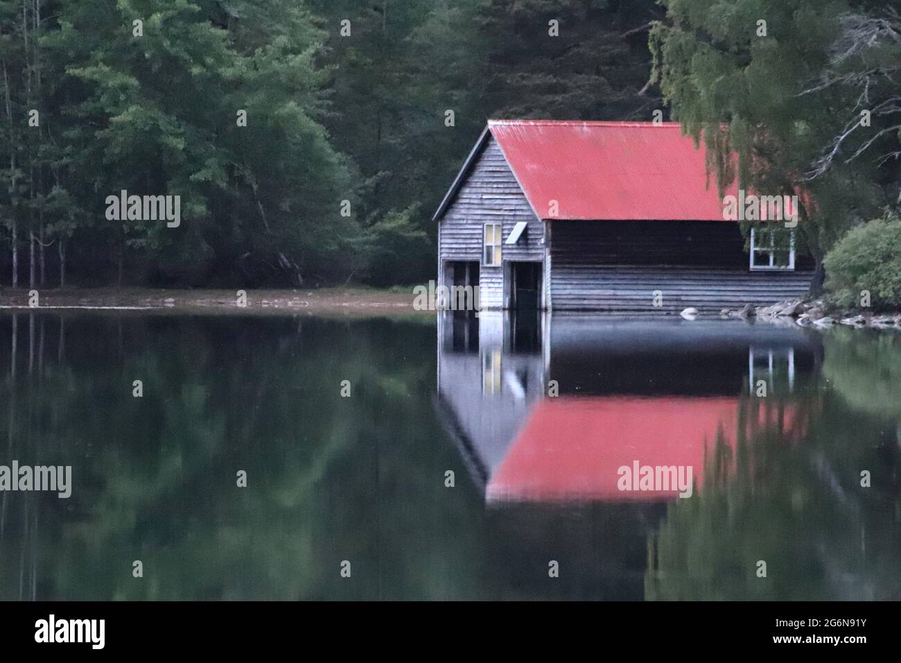 Log cabin tin roof hi-res stock photography and images - Alamy
