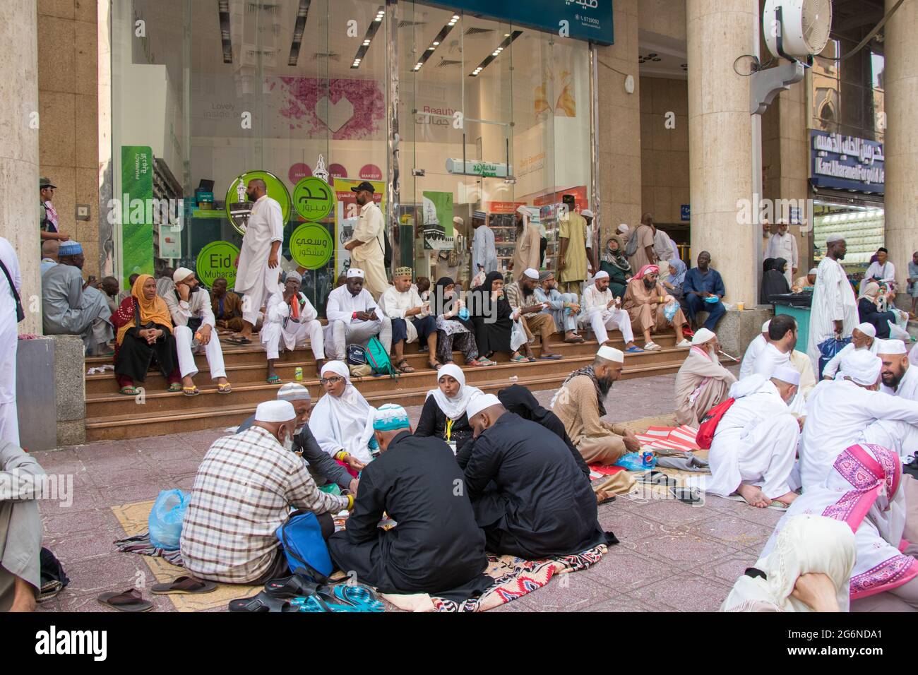 Saudi arabia hajj pilgrims food hi-res stock photography and images - Alamy