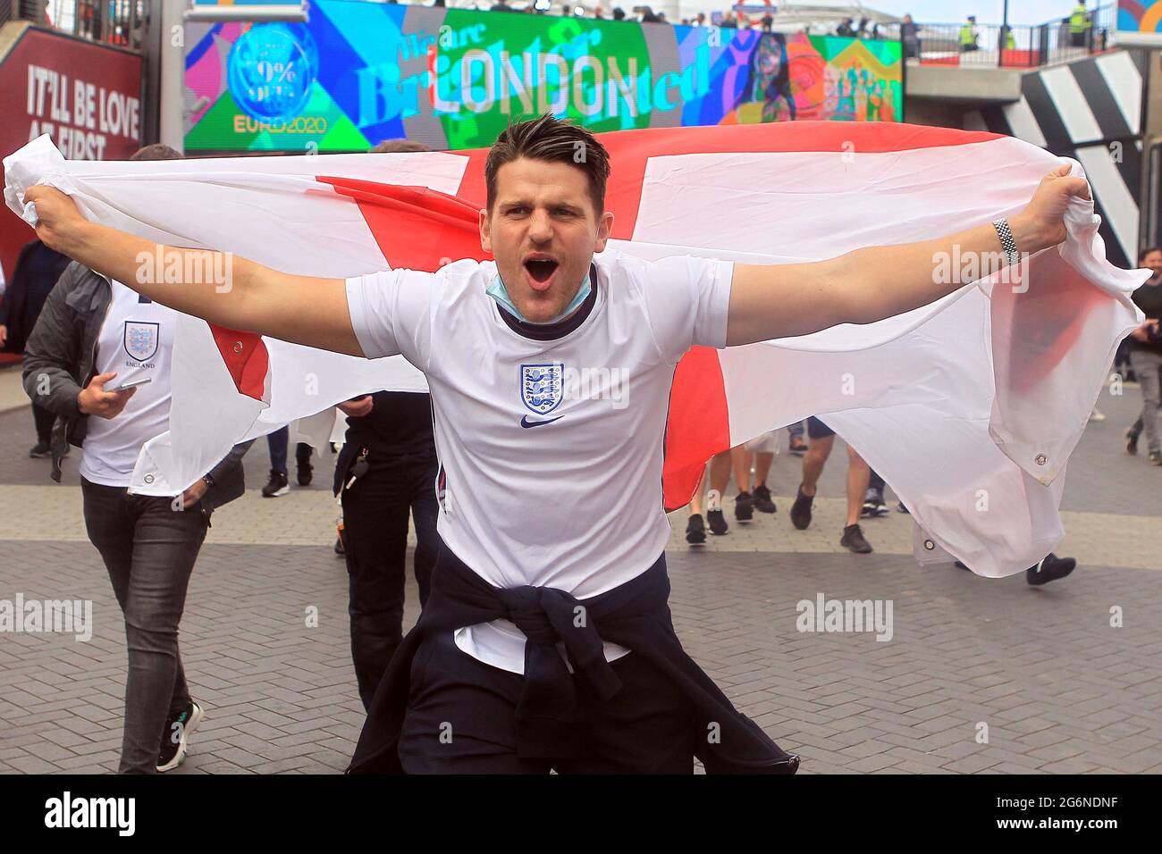 An england fan on his way to wembley stadium hi-res stock photography ...