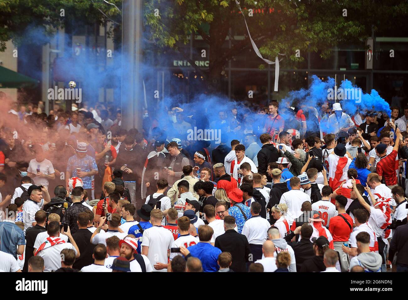 Football fans red flares hi-res stock photography and images - Alamy