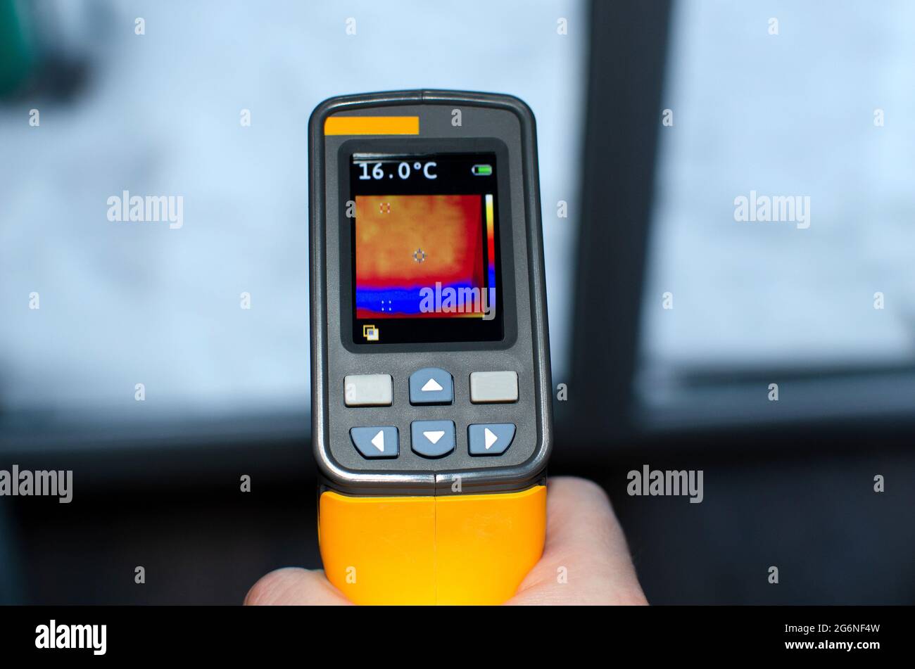 Window heat analysis with thermal imager, heat leakage through windows ...
