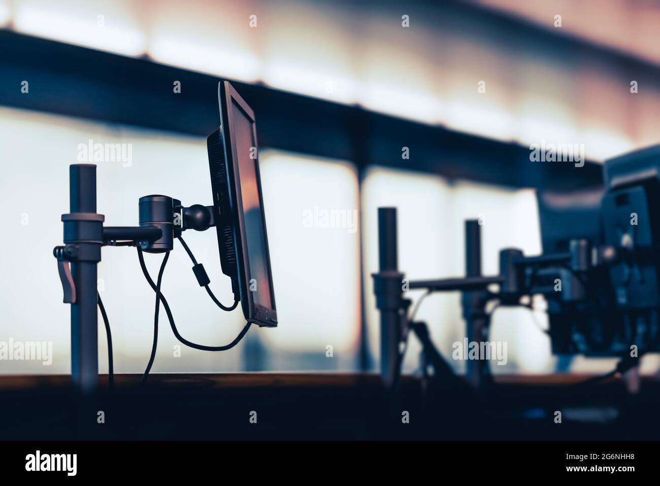 Computers in airport hi-res stock photography and images - Alamy