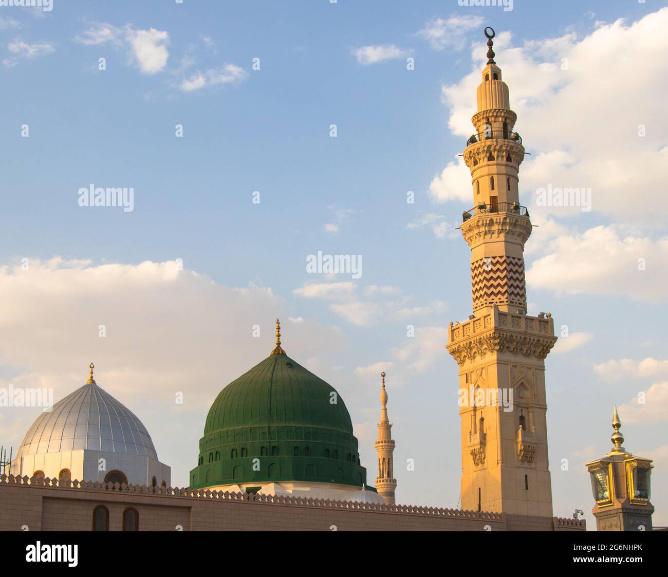 Al medinah mosque hi-res stock photography and images - Alamy