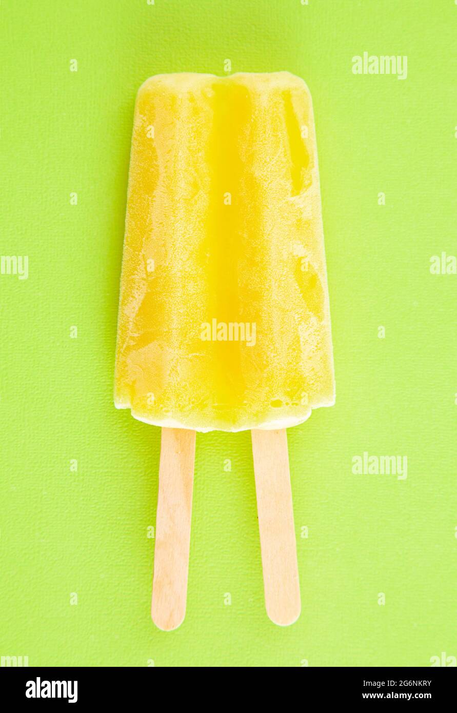 Wood summer popsicle yellow hi-res stock photography and images - Alamy
