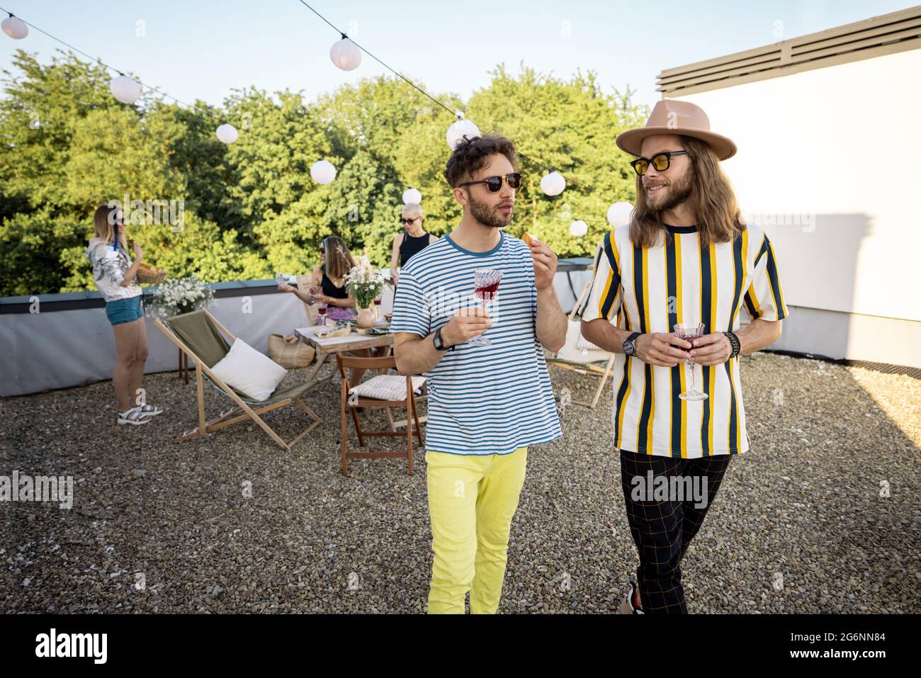 Guys celebrate hi-res stock photography and images - Alamy