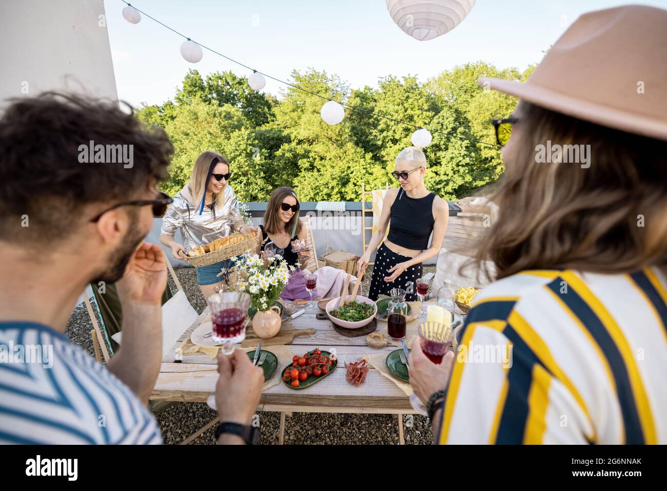 Rooftop terrace party hi-res stock photography and images - Alamy