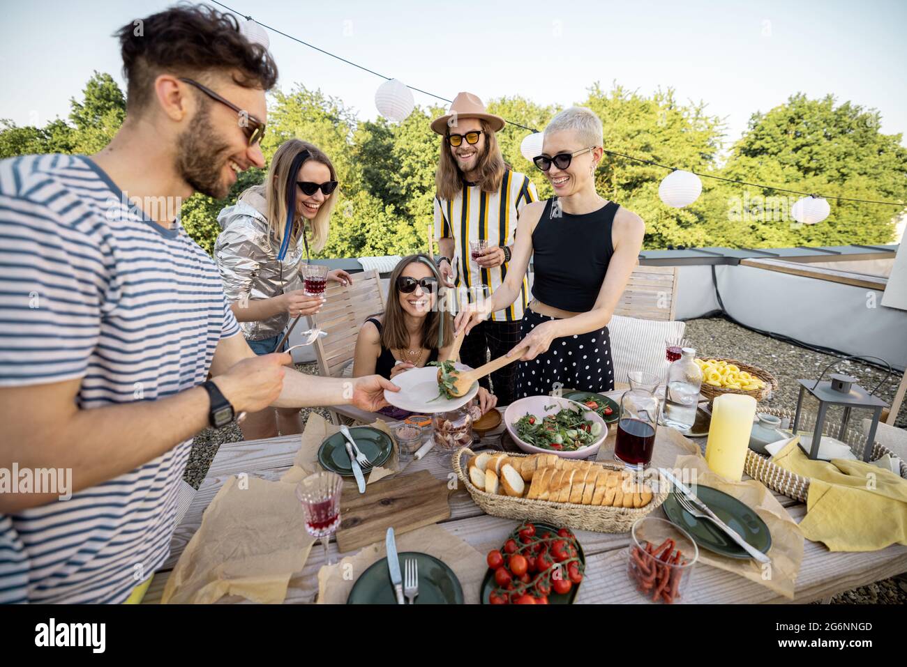 Group dinner outside hi-res stock photography and images - Alamy