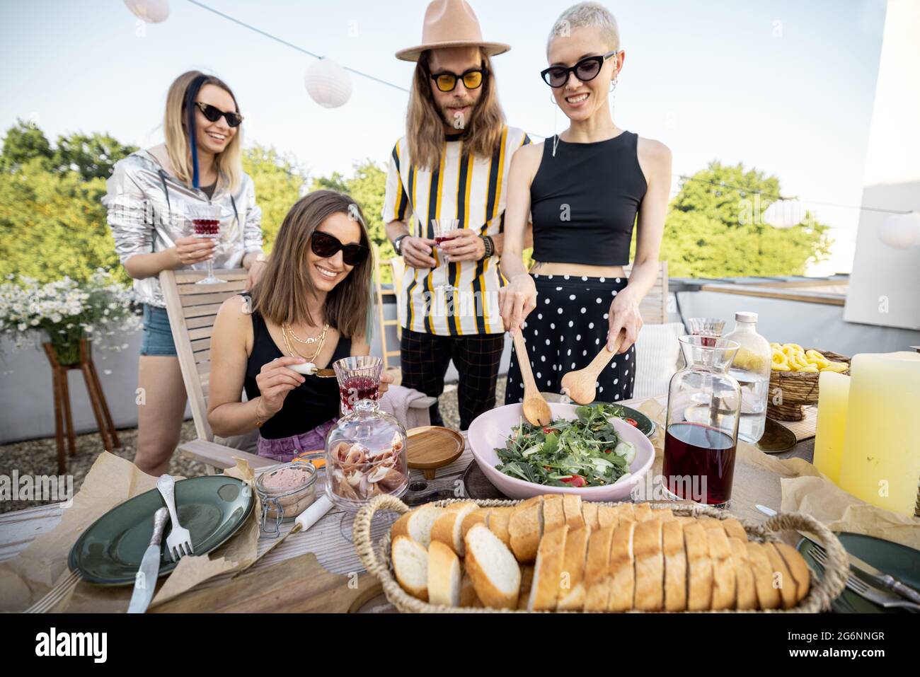 Sharing picnic lunch hi-res stock photography and images - Alamy