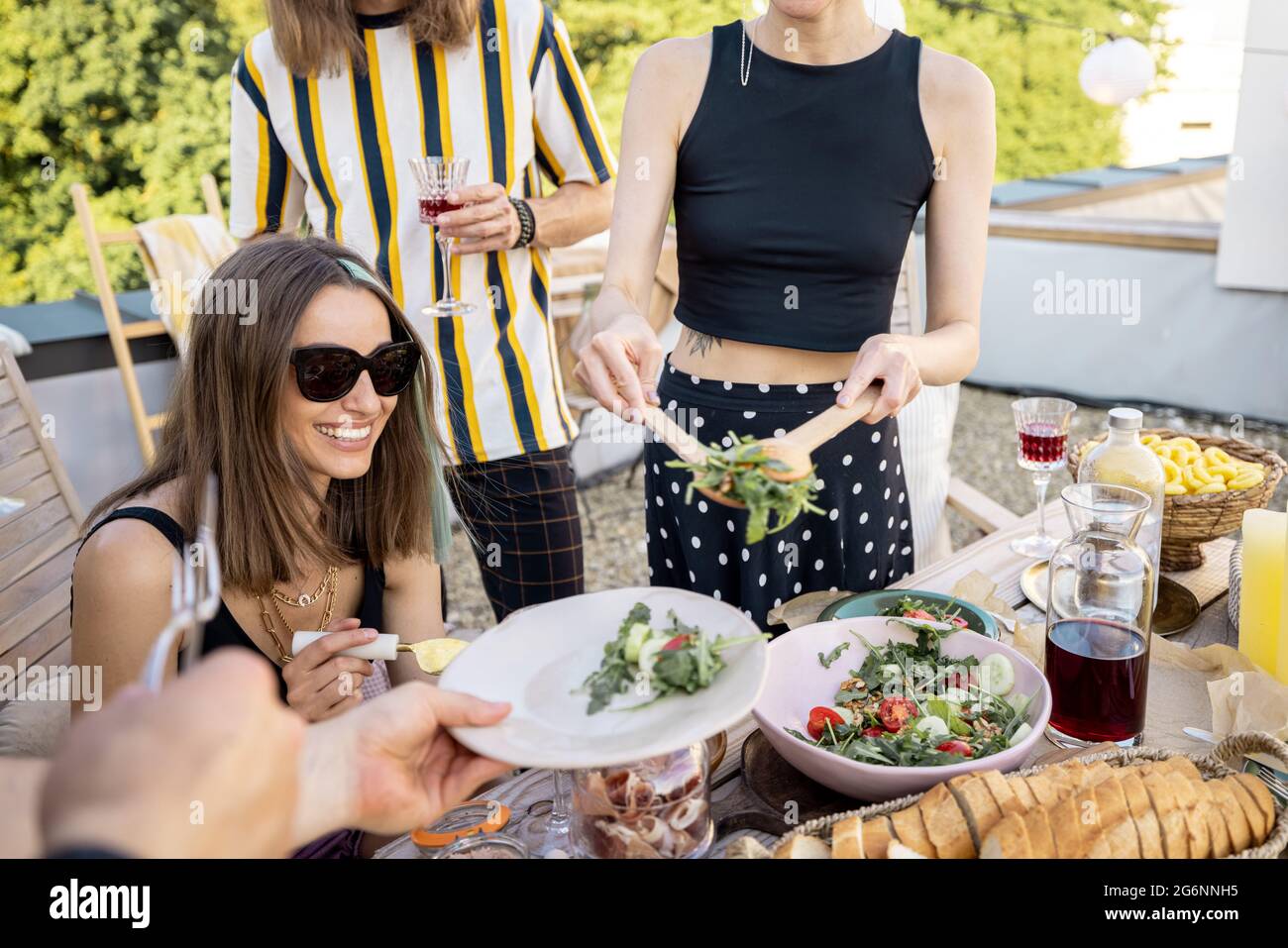 Female friends dining out hi-res stock photography and images - Alamy