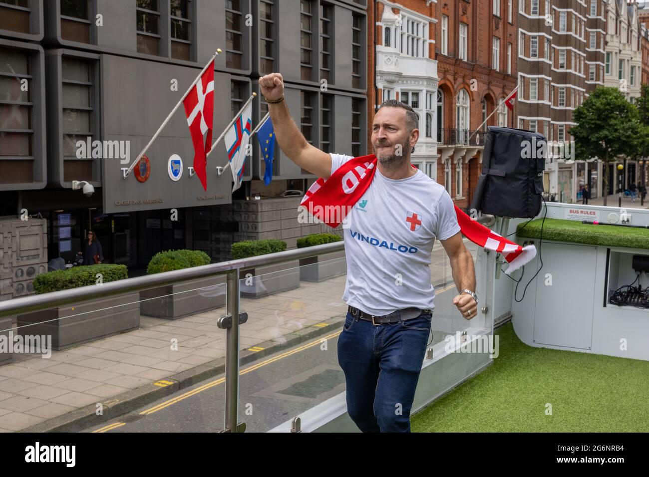 Will Mellor on the Vindaloo Two Bus outside the Danish Embassy ...