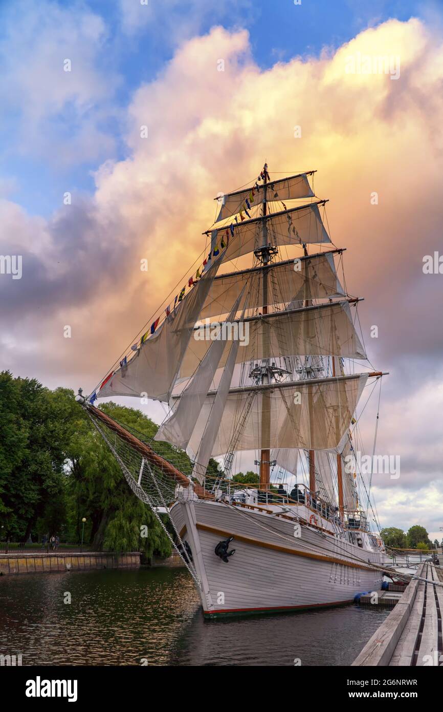 Harbor historic sea quay tall ships hi-res stock photography and images ...
