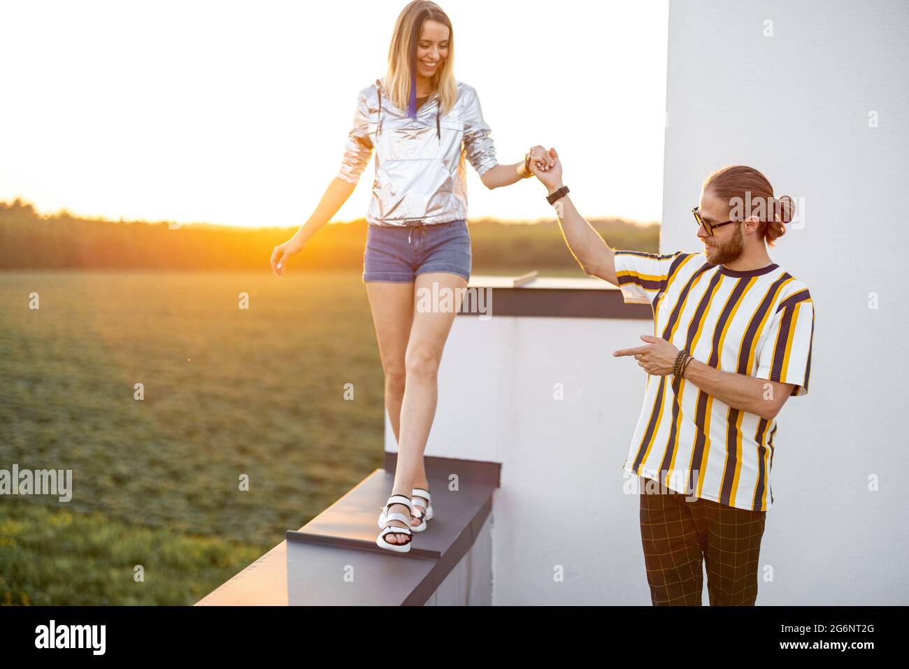 City building rooftop parapet hi-res stock photography and images - Alamy